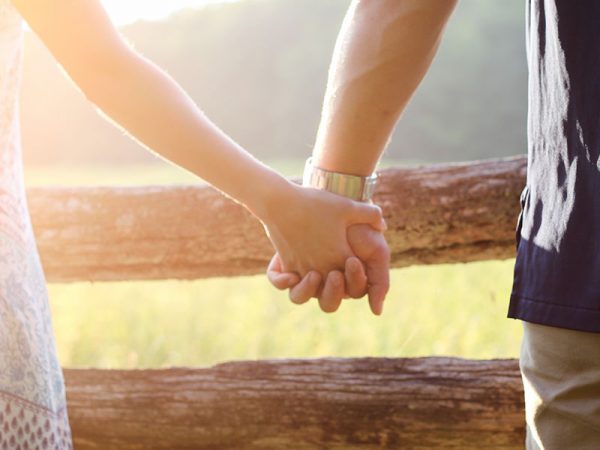 What You Should Know About Dating a Lefty